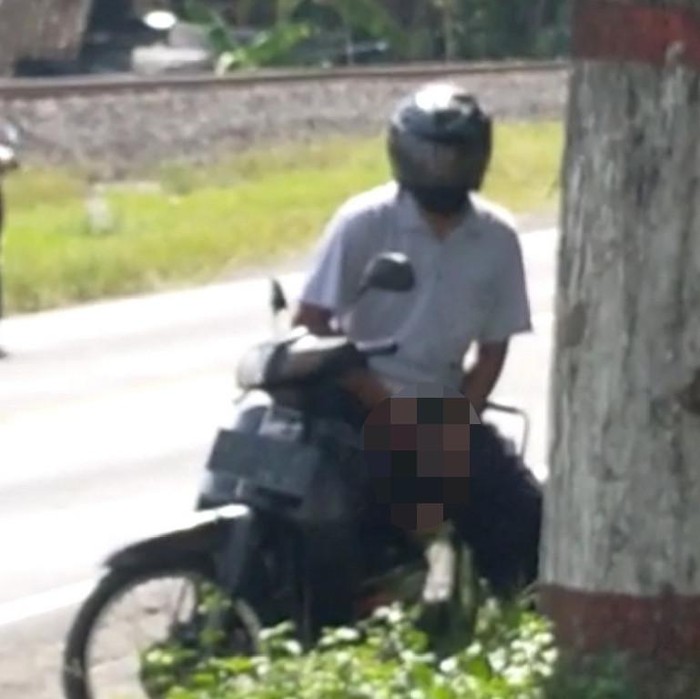 Beredar Video Pria Onani di Pinggir Jalan Raya Blitar Beredar Video Pria Onani di Pinggir Jalan Raya Blitar