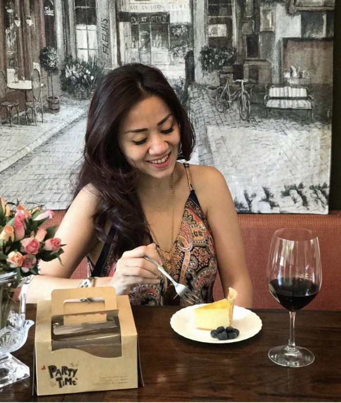 Cantik dan Seksi! Pose Tante Ernie Saat Ngemil dan Nikmati Floating Breakfast