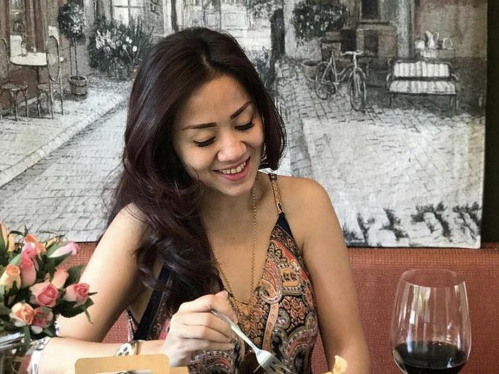 Cantik Seksi Pose Tante Ernie saat Ngemil