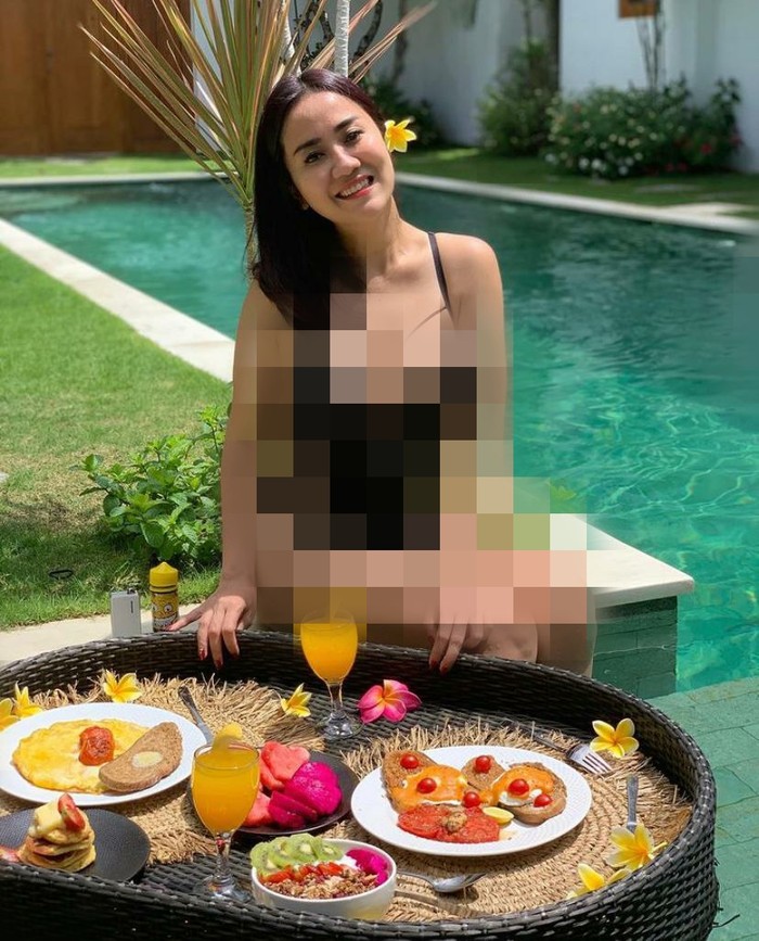 Cantik dan Seksi! Pose Tante Ernie Saat Ngemil dan Nikmati Floating Breakfast