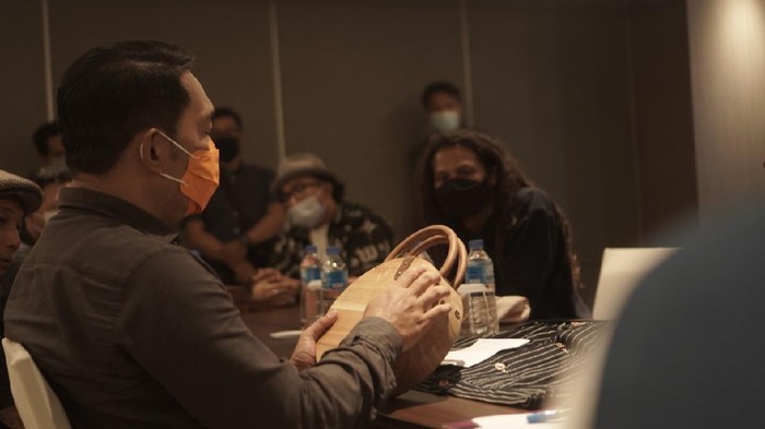 Kolaborasi dengan 22 Brand Lokal, Ridwan Kamil Siapkan Desain Khusus Kolaborasi dengan 22 Brand Lokal, Ridwan Kamil Siapkan Desain Khusus