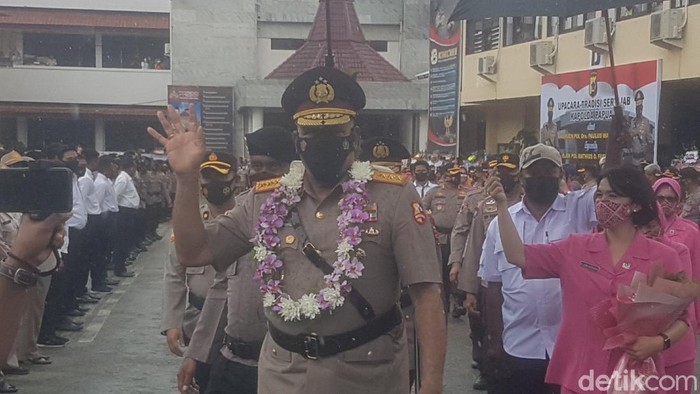 Momen Haru Komjen Paulus Tinggalkan Polda Papua, Titip Salam ke Tokoh Adat Momen Haru Komjen Paulus Tinggalkan Polda Papua, Titip Salam ke Tokoh Adat