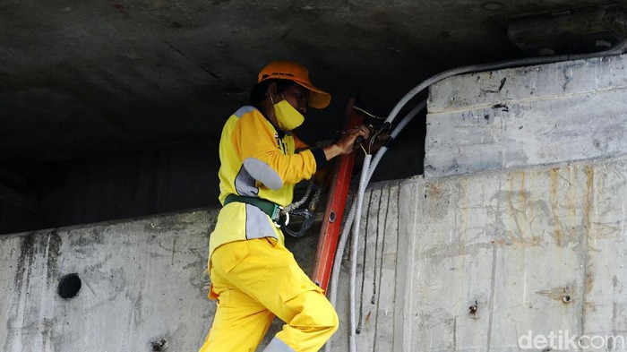 Perawatan Kabel Listrik Penerangan Jalan di Jalur TransJakarta