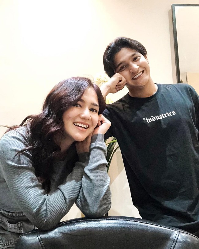 10 Pasangan Artis Berawal dari Cinlok & Langgeng, Ada yang Sampai Dilamar