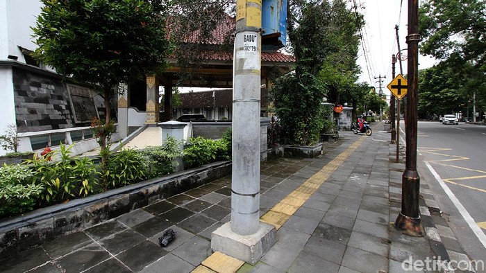 Duh, Guiding Block Tunanetra di Solo Ini Rusak-Nabrak Tiang