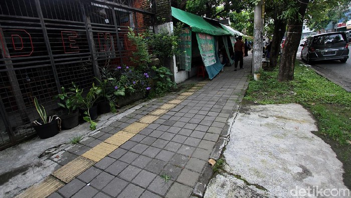 Duh, Guiding Block Tunanetra di Solo Ini Rusak-Nabrak Tiang