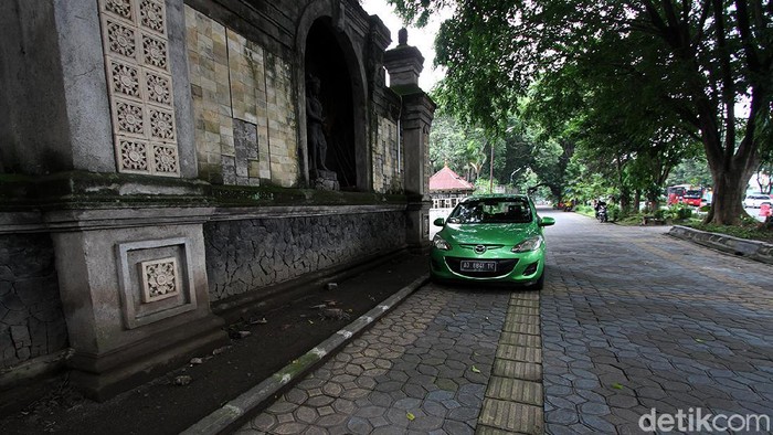 Duh, Guiding Block Tunanetra di Solo Ini Rusak-Nabrak Tiang
