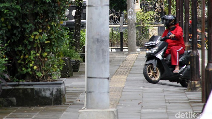 Duh, Guiding Block Tunanetra di Solo Ini Rusak-Nabrak Tiang