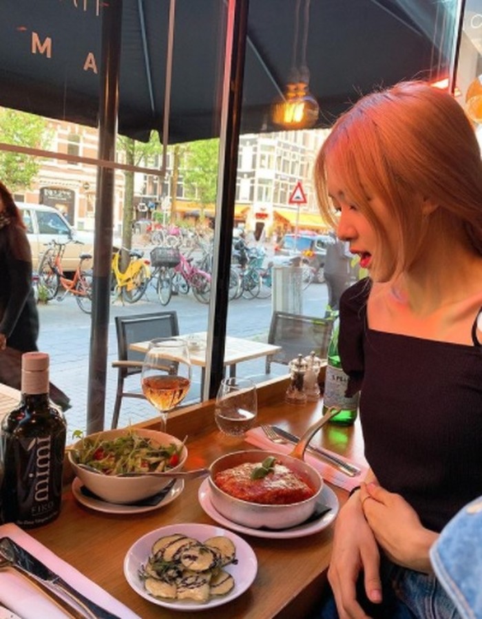 Cantiknya Rose BLACKPINK Saat Makan Roti dan Tempura