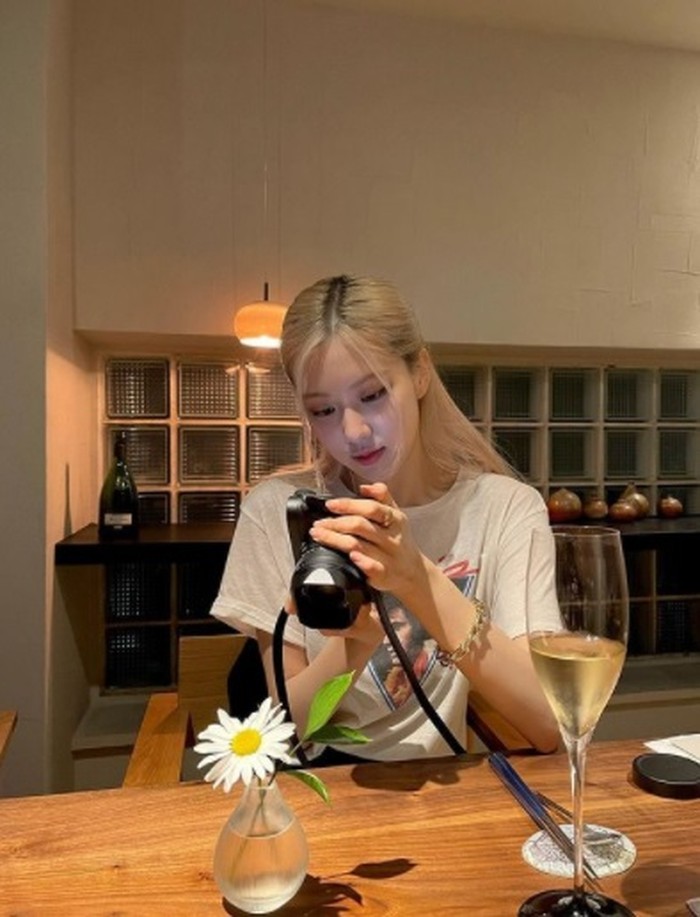 Cantiknya Rose BLACKPINK Saat Makan Roti dan Tempura