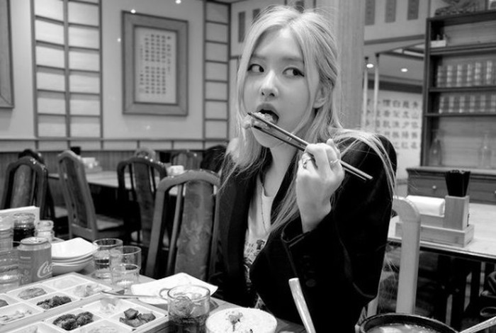 Cantiknya Rose BLACKPINK Saat Makan Roti dan Tempura