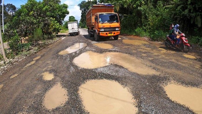 Jalan Lintas Sumatera di Sijunjung Rusak