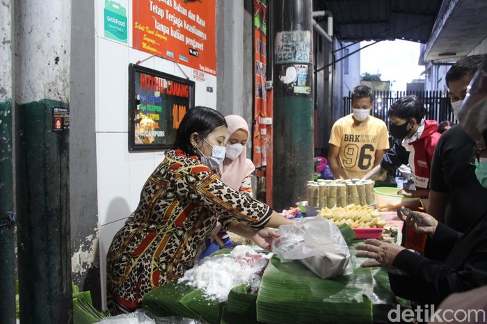 Wangi Legit Putu Pandan Buatan Puthu Lanang yang Kondang Sejak 1935