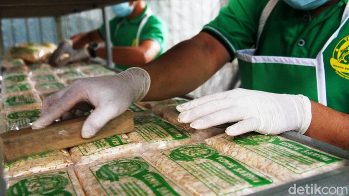 Keren! Santri Ponpes di Depok Ini Produksi Tempe Lho