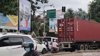Traffic Light Jl Raya Legok Tangerang Masih Mati, Pak Ogah Beraksi