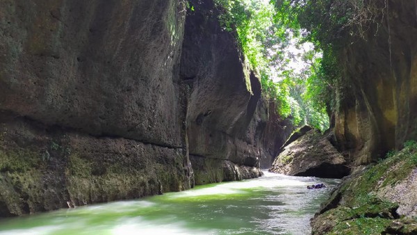 Foto: Serunya Body Rafting Menaklukkan Sungai Ciwayang