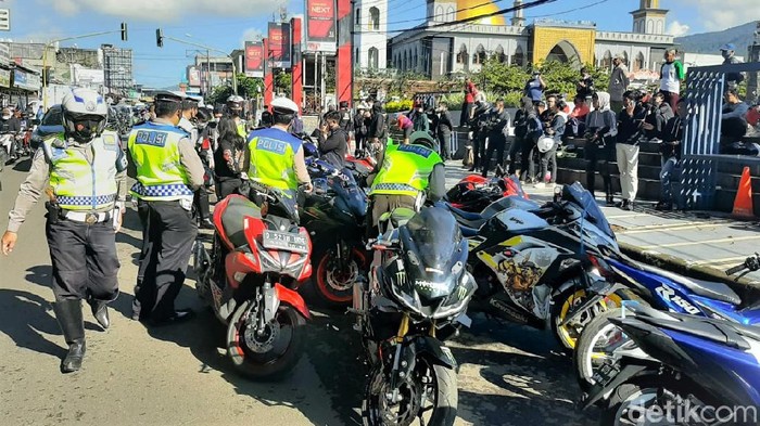 Puluhan Motor Berknalpot Bising Terjaring Razia di Kawasan Lembang Puluhan Motor Berknalpot Bising Terjaring Razia di Kawasan Lembang