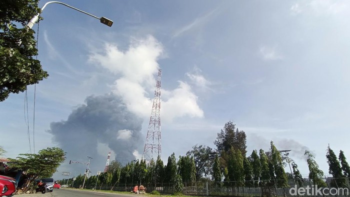 Siang Ini, Asap Masih Membubung di Kilang Pertamina Balongan