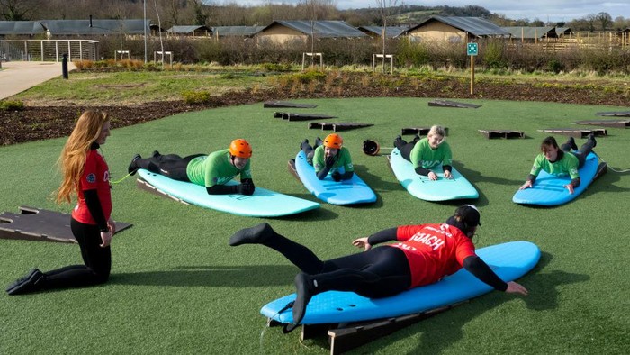 Melihat Pusat Selancar Terbesar di Inggris