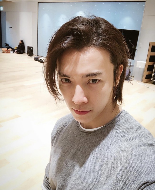 8 Foto Donghae Super Junior, Idol KPop yang Jadi Model Video Klip Rossa