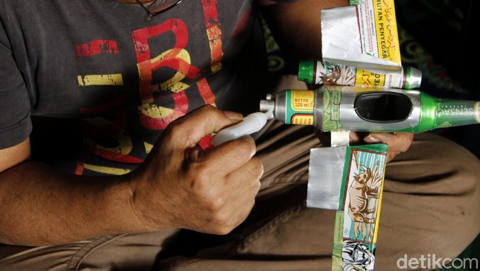 Keren! Kakek di Bandung Sulap Kaleng Bekas Jadi Sumber Cuan