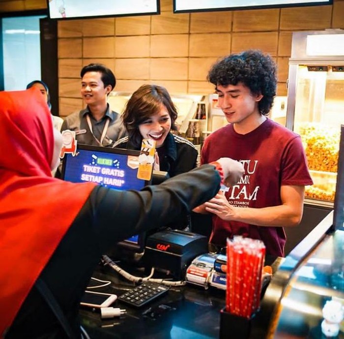 Intip Momen Si Imut Sheila Daisa Saat Belanja Makanan dan Jualan Pop Corn