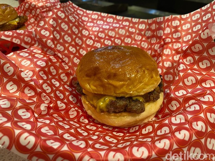 Lezatnya Cheese Burger Kekinian di 'Supper' dengan Nuansa Kota New York
