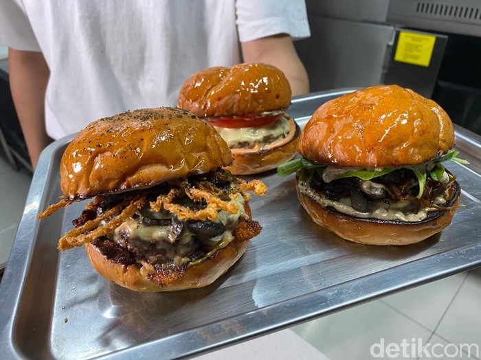Juicy! Burger Premium dengan Keju Swiss yang Lumer dari Burger Garage
