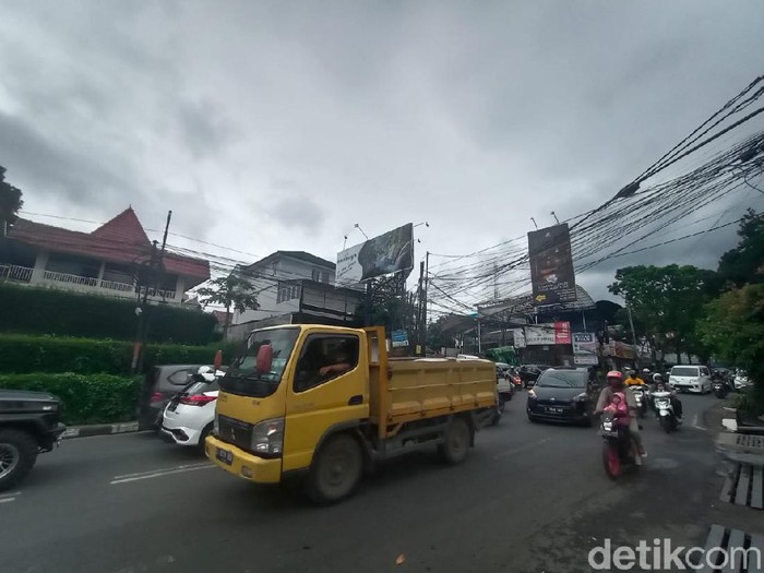 Libur Panjang, Arus Lalin di Ledeng Bandung ke Lembang Padat Libur Panjang, Arus Lalin di Ledeng Bandung ke Lembang Padat
