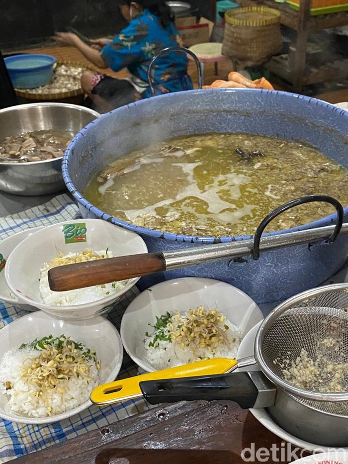 Slurpp! Gurih Segar Soto Gading yang Jadi Favorit Jokowi