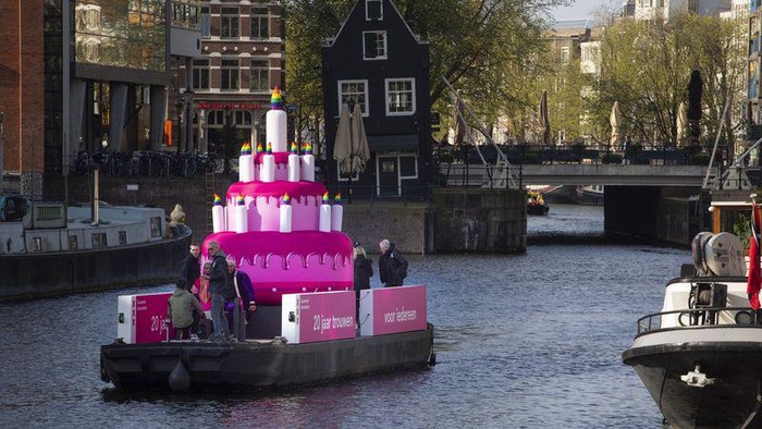 Penampakan Kue Pink Raksasa di Kanal Amsterdam