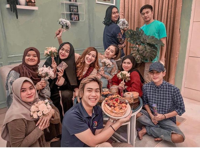 Mantul! Ria Ricis Paling Doyan Makan Ayam Goreng dan Mie Instan