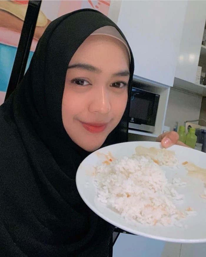 Mantul! Ria Ricis Paling Doyan Makan Ayam Goreng dan Mie Instan