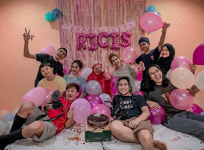 Mantul! Ria Ricis Paling Doyan Makan Ayam Goreng dan Mie Instan