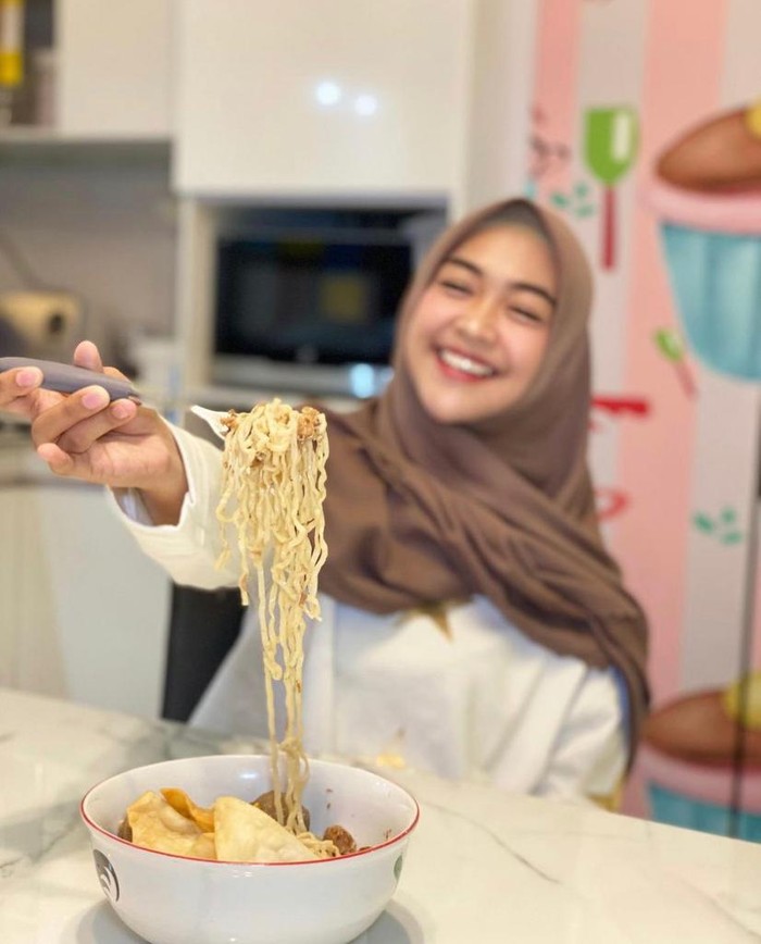 Mantul! Ria Ricis Paling Doyan Makan Ayam Goreng dan Mie Instan