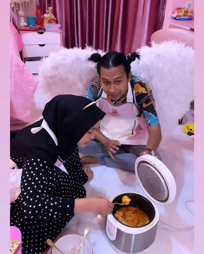 Mantul! Ria Ricis Paling Doyan Makan Ayam Goreng dan Mie Instan