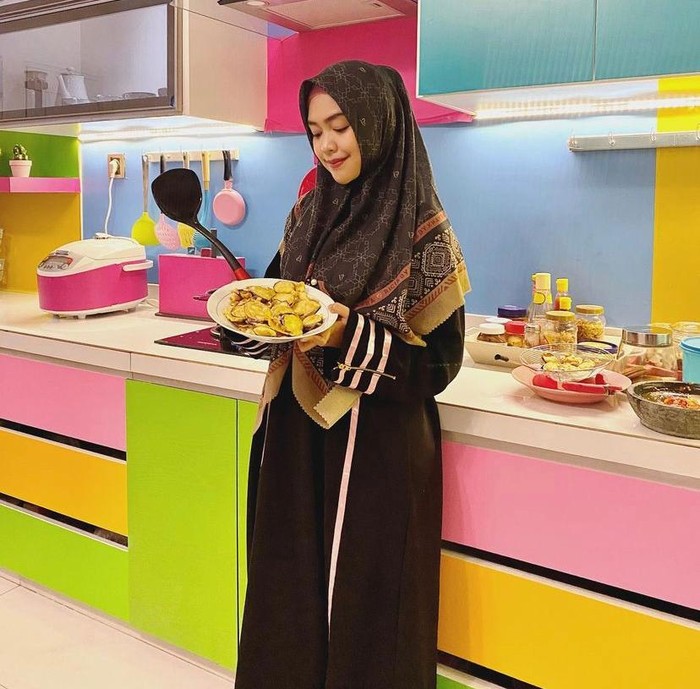 Mantul! Ria Ricis Paling Doyan Makan Ayam Goreng dan Mie Instan