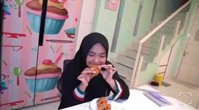 Mantul! Ria Ricis Paling Doyan Makan Ayam Goreng dan Mie Instan