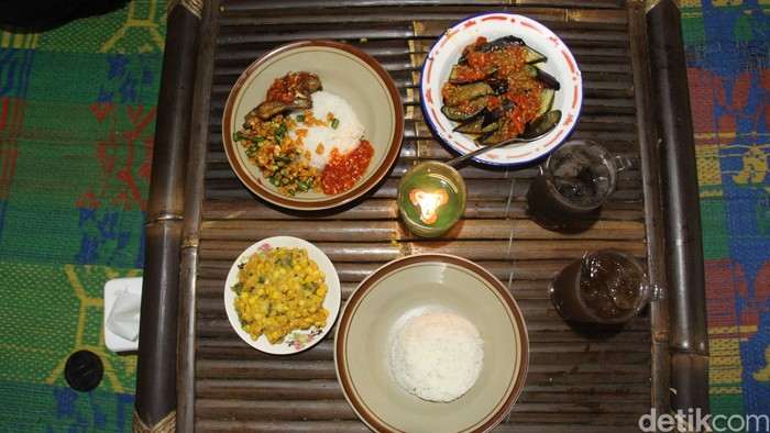 Pedas Menyengat Nasi Ayam Sambal Tempong Bikinan Cak Uut