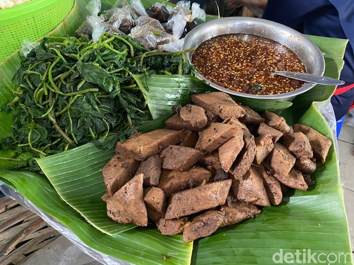 Jajan Lenjongan Yu Sum di Pasar Gede Solo yang Komplet Isinya