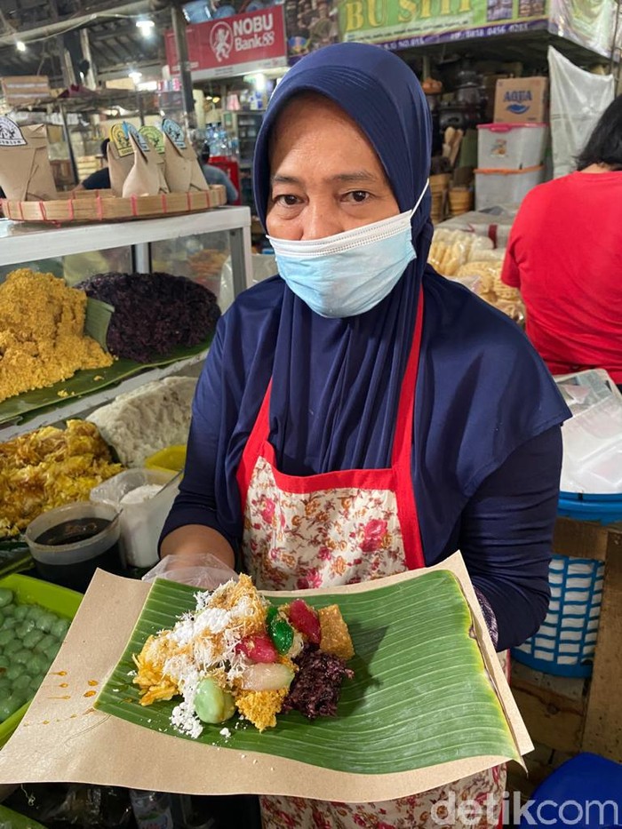 Jajan Lenjongan Yu Sum di Pasar Gede Solo yang Komplet Isinya