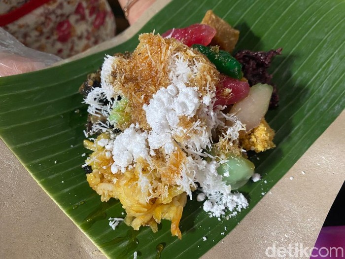 Jajan Lenjongan Yu Sum di Pasar Gede Solo yang Komplet Isinya