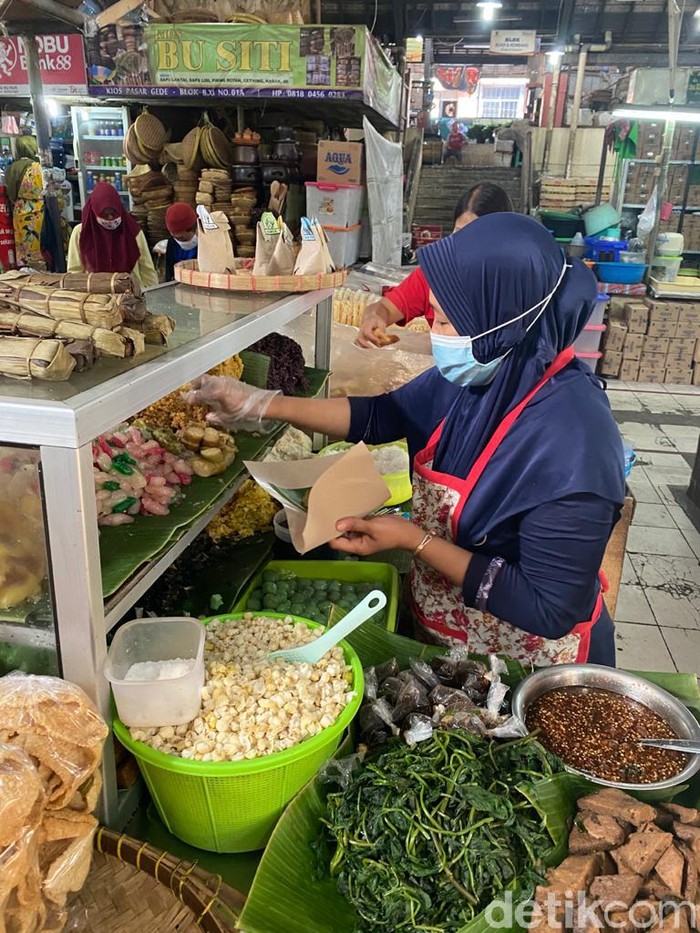Jajan Lenjongan Yu Sum di Pasar Gede Solo yang Komplet Isinya