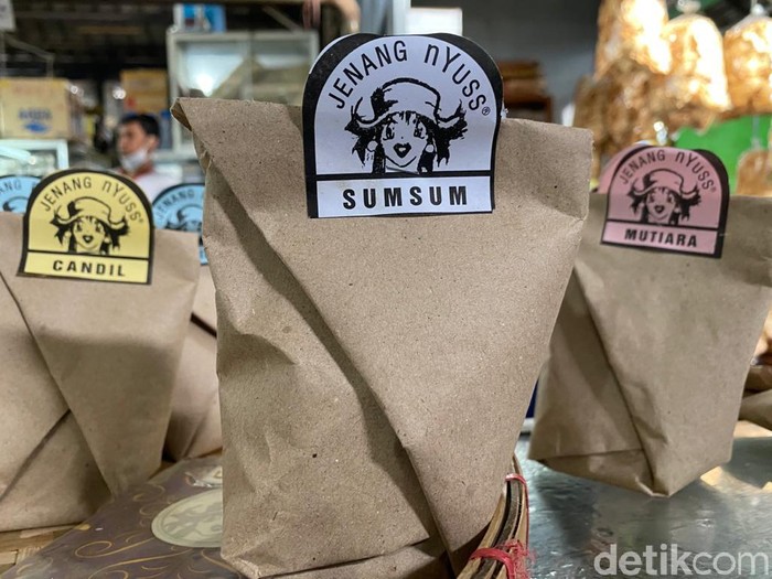 Jajan Lenjongan Yu Sum di Pasar Gede Solo yang Komplet Isinya