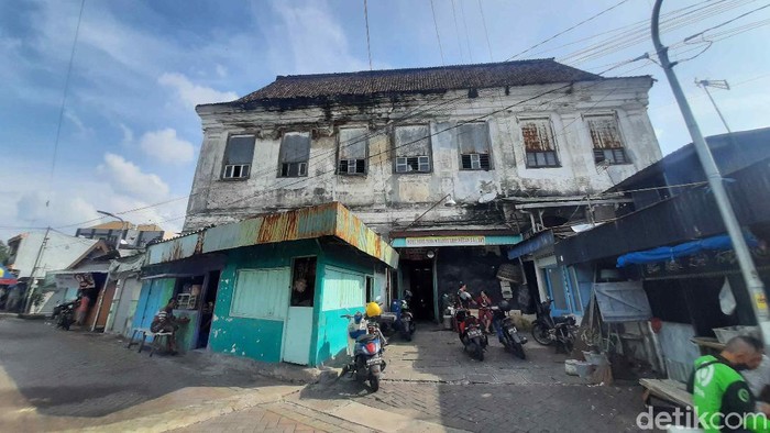 Melihat Lebih Dekat 'Gedung Setan' Berusia 200 Tahun di Surabaya