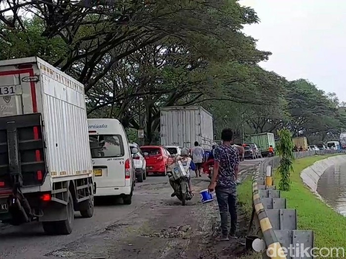 Jalan Pejagan-Prupuk Brebes Rusak Parah Bikin Macet Tiap Hari Jalan Pejagan-Prupuk Brebes Rusak Parah Bikin Macet Tiap Hari