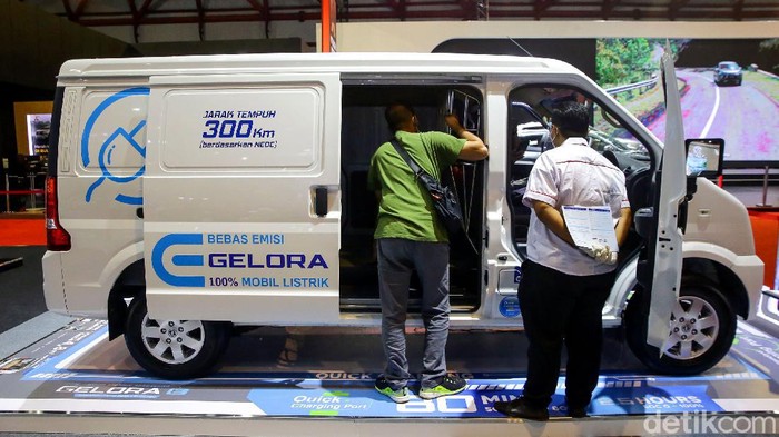 Ini Dia Mobil Listrik DFSK Gelora E, Meluncur di IIMS dengan Harga Rp ...