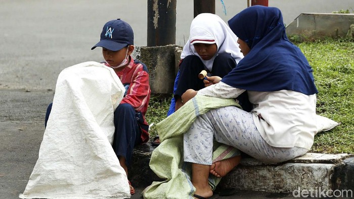 Anak-anak Ini Memulung dan Mengamen untuk Bantu Ortu