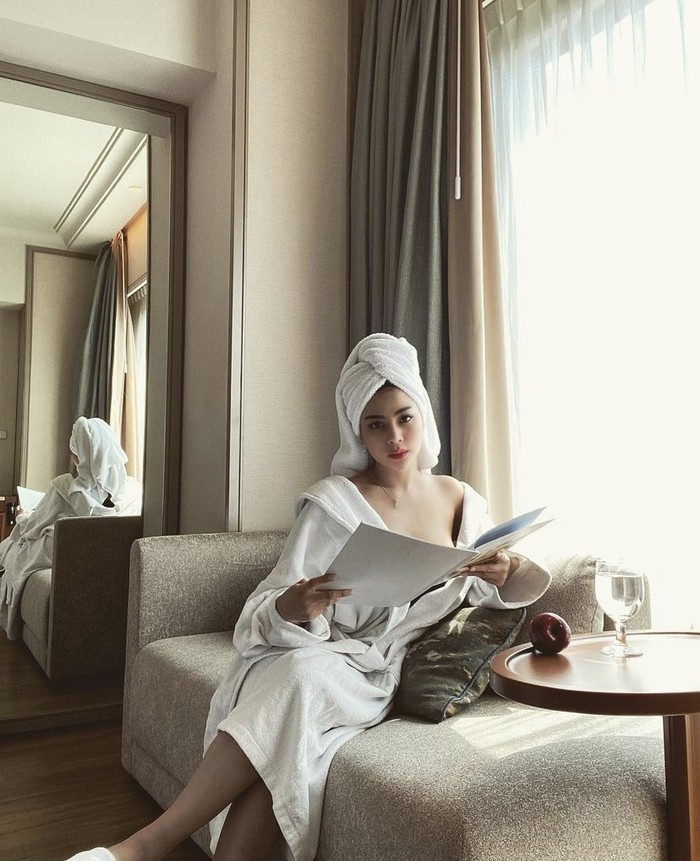 Cantiknya Tisya Erni, Model Hot yang Suka Ngopi dan Ngemil Apel
