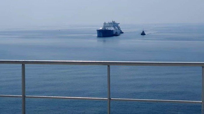 Kapal FSRU Jawa Satu Terima Kargo LNG dari Kapal LNGC Tangguh Towuti